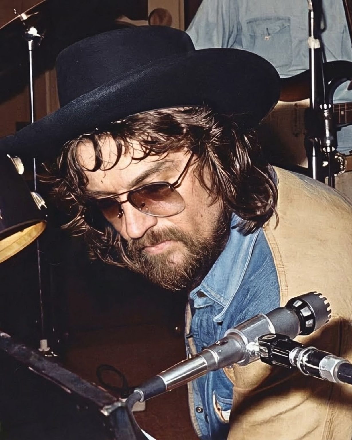 1975 CHANGED COUNTRY MUSIC. WAYLON DIDN’T CHANGE HIMSELF. People ...