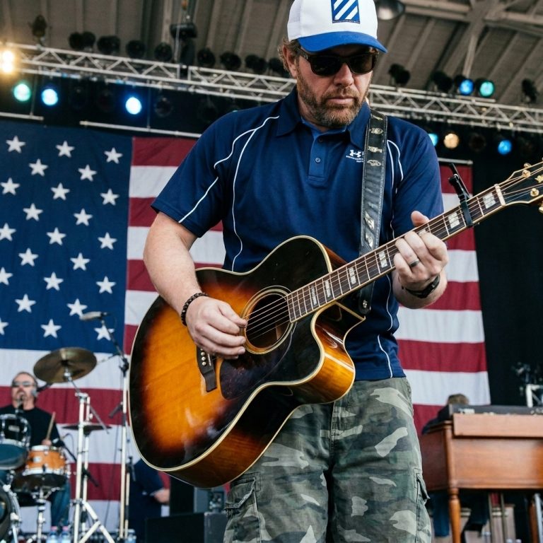 TOBY KEITH PLAYED HIS LAST USO SHOW KNOWING HE WAS DYING — AND HE TOLD ...
